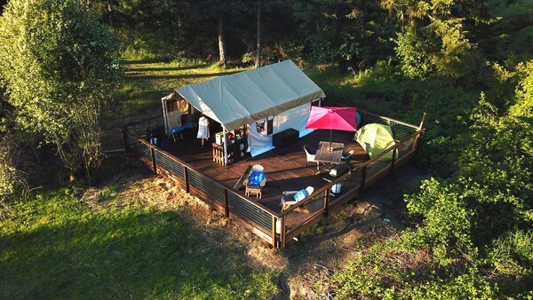 Luxury Safari Tent Adjacent To The Beach, Following A Nature Trail To The River - Île de Vancouver