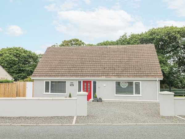 Wychwood, Pet Friendly, With A Garden In Haverfordwest - Wales