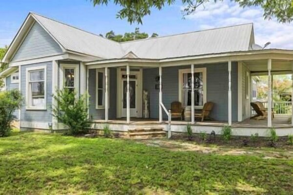 Fredericksburg Farmhouse, Wine Country, Hot Tub - Luckenbach, TX