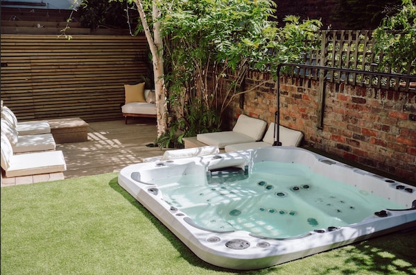 Town Centre Oasis With Two Hot Tubs - Cheltenham