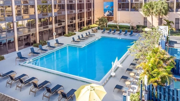 Orlando Theme Park Haven: Free Parking & Heated Pool | Minutes To Disney & Orlando - Orlando, FL