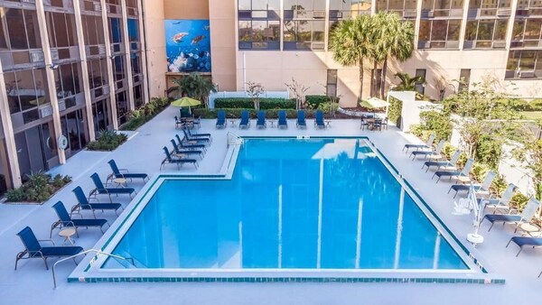 Family-friendly Suites Near Disney - Free Shuttle To Universal & Seaworld - Orlando, FL