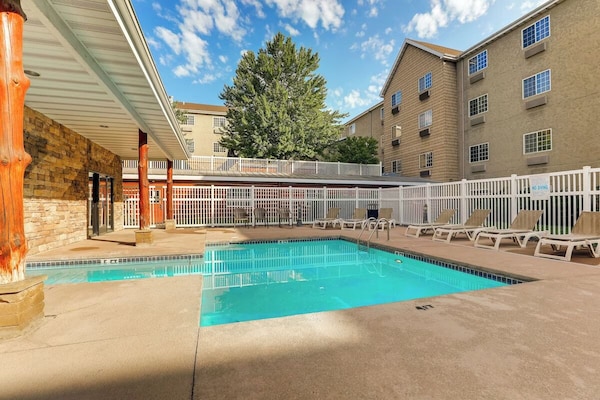 Extended Stay Queen Suite With Kitchenette! Stoney Creek Columbia - Columbia, MO