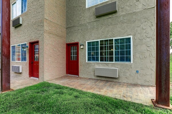 Spacious Columbia Retreat With Rustic-charm Rooms & Heated Pool - Columbia, MO