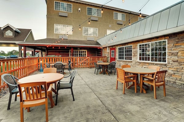 Relax In Rustic Elegance At Columbia! Pool & On-site Bar | 3 Units - Columbia, MO