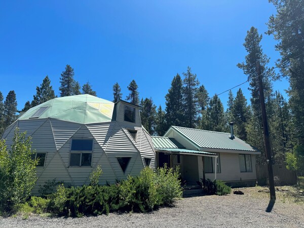 Cozy, Unique Geodesic Home In La Pine Has Wood Stove, Private Deck, Hot Tub! - Oregón
