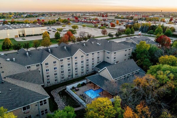 Charming Johnston Getaway! Heated Pools, Close To Downtown Des Moines - Des Moines, IA