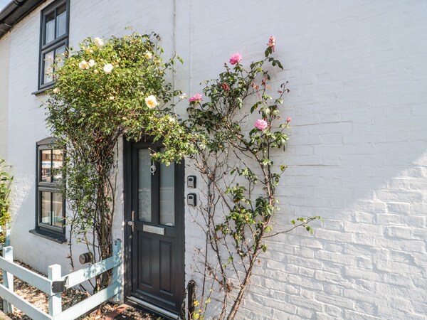 Stones Throw, Pet Friendly, With A Garden In Lymington - Barton on Sea
