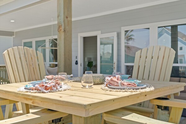 Stunning Beach House: 2 Master Suites & Elegance Await! - Crystal Beach