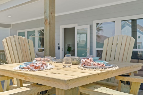 Stunning Beach House: 2 Master Suites & Elegance Await! - Crystal Beach