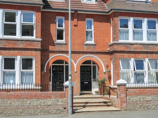 1 The Charleston, Pet Friendly, Country Holiday Cottage In Seaford - Seaford