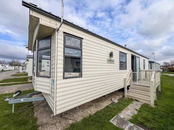 6 Berth Caravan With Free Wi-fi At Dovercourt Holiday Park In Essex Ref 44009c - Harwich