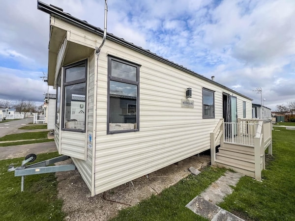 6 Berth Caravan With Free Wi-fi At Dovercourt Holiday Park In Essex Ref 44609c - Walton-on-the-Naze