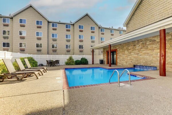 Johnston Retreat: Enjoy On-site Bearly's Bar In Our Rustic-themed Stay, Parking - Des Moines, IA