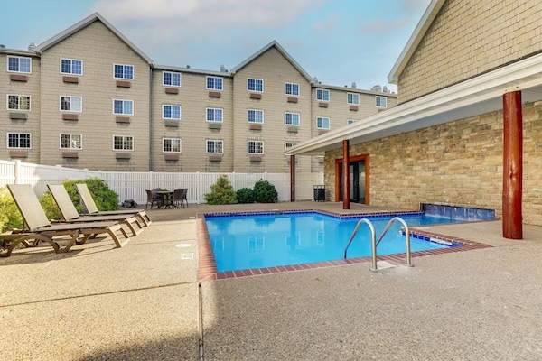 Extended Stay Premier Suite Cottage, Stoney Creek Des Moines, Free Breakfast - West Des Moines, IA
