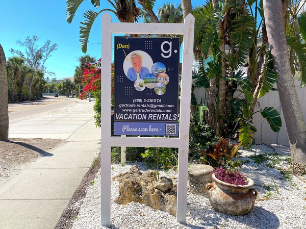 Gertrude's Siesta | Pool, Jacuzzi! 1-minute To Beach! 4-min Dining & Music! - Siesta Key, FL