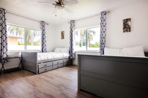 Pool Home In North Miami Beach. Everyone Gets Own Bed ! Cookout / Small Party - Miramar, FL