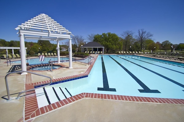 Comfort And Convenience! Unit With Full Kitchen, Onsite Swimming Pools! - Chippokes State Park, Surry