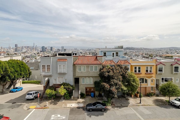 Dreamy 3 Story House W/ Sunroom + City Skyline View - San Francisco, CA