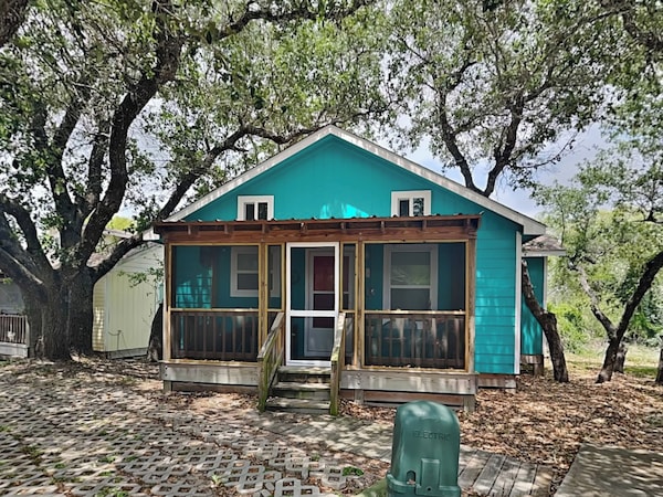 Casita De La Playa | Cozy Cottage, Pet Friendly + Community Pool! - Rockport, TX
