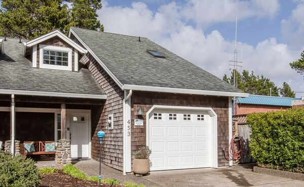 4 Blocks To The Beach And 1 Block To Downtown Manzanita! - Manzanita, OR