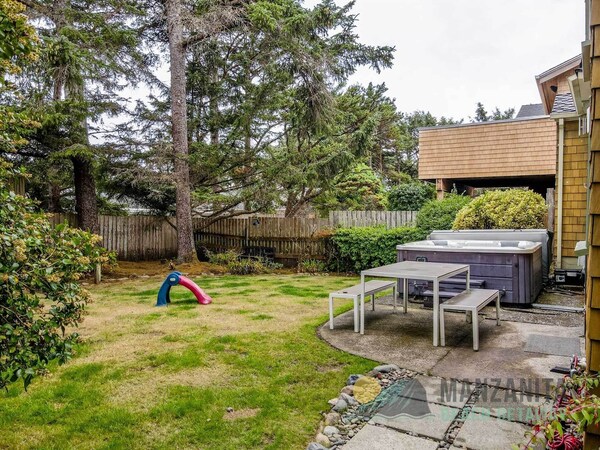 Nomis Ark Is Steps To The Beach And Town. Hot Tub, 1 Dog, Fenced Yard! - Rockaway Beach, OR