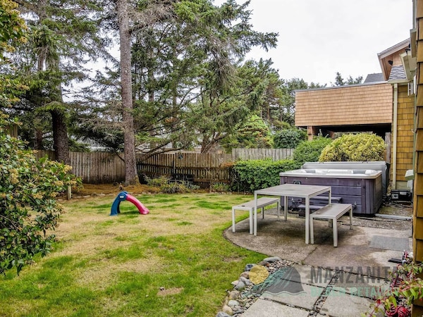 Nomis Ark Is Steps To The Beach And Town. Hot Tub, 1 Dog, Fenced Yard! - Rockaway Beach, OR