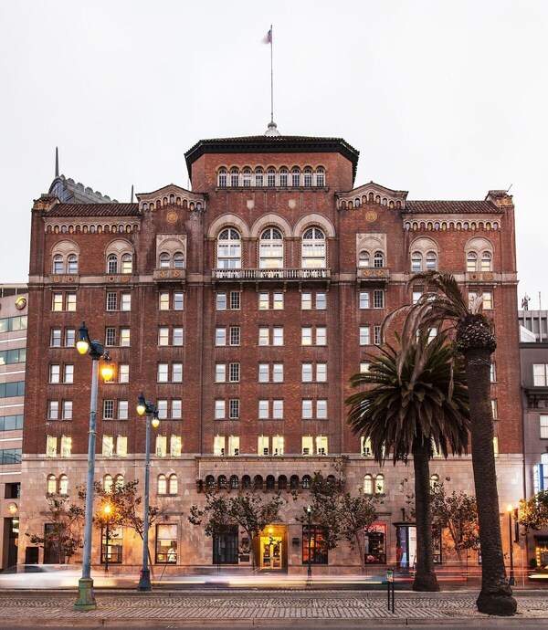 Picturesque Bayfront Stays: Spacious Suite W/ Living Area | Near Union Square - San Francisco, CA