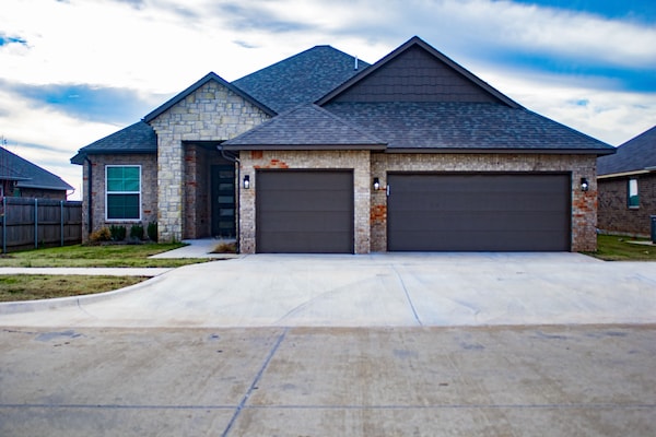 The Boomer Nest In Norman. \Nspacious 4-bedrooom Home. Safe & Quiet Surroundings - Lake Thunderbird, OK