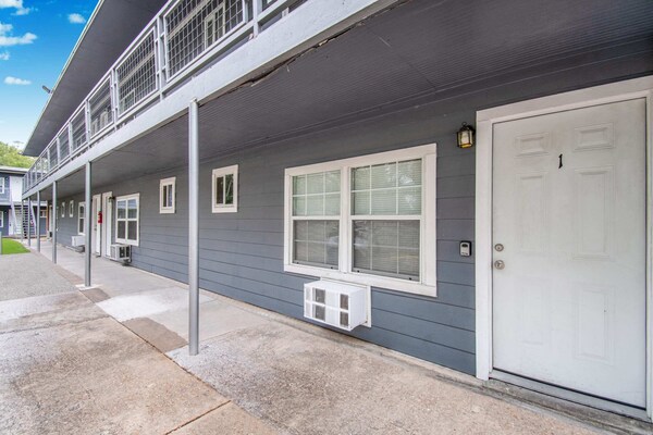 Spacious Apt | 3 Full Beds | Gated Parking - Houston, TX
