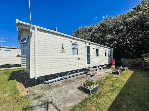 Dog Friendly 8 Berth Caravan At Dovercourt Holiday Park In Essex Ref 44004p - 