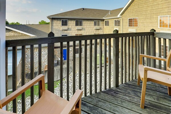 Downtown Proximity! Award-winning Hotel With Homely Comfort & Rustic Charm - Peoria
