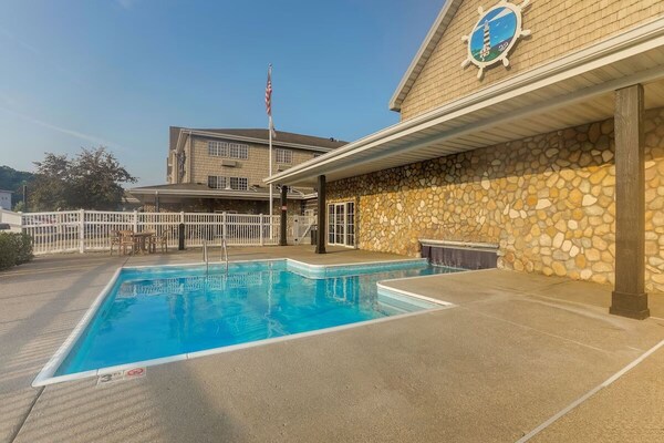 Theme Suite With Whirlpool In Stoney Creek Peoria! Free Breakfast - Peoria, IL
