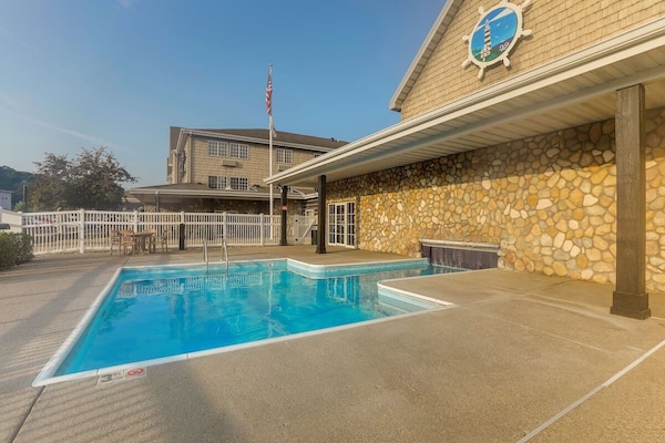 Theme Suite With Whirlpool In Stoney Creek Peoria! Free Breakfast - Peoria, IL