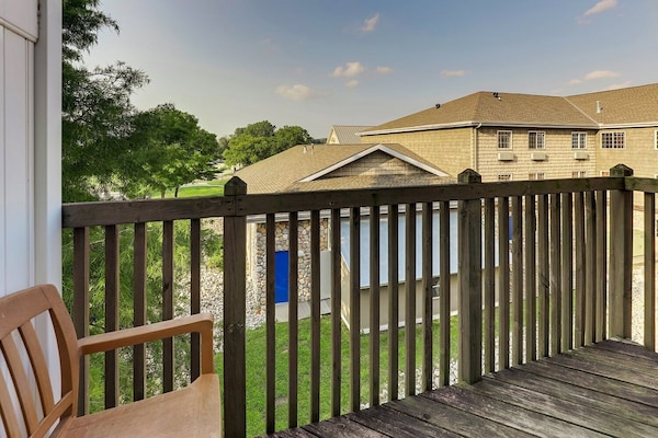 Panoramic Riverside Views From Spacious Suites In A Rustic Atmosphere - Peoria, IL