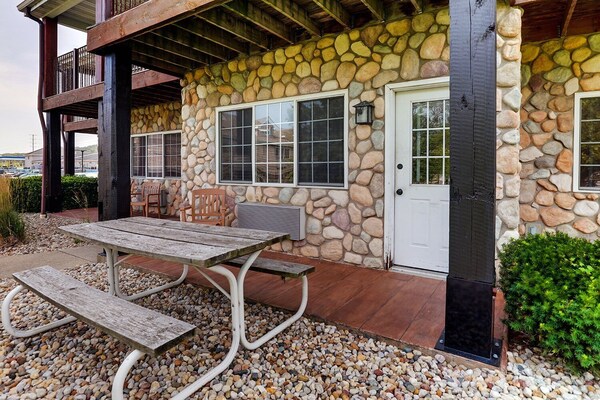 Unleash Adventure! Stylish Lodging Blocks Away From Illinois River Valley - Illinois