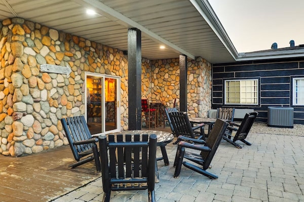 Blend Of Rustic Chic & Comfort Just Off I-74 In Peoria, Free Parking | 2 Units - Peoria, IL