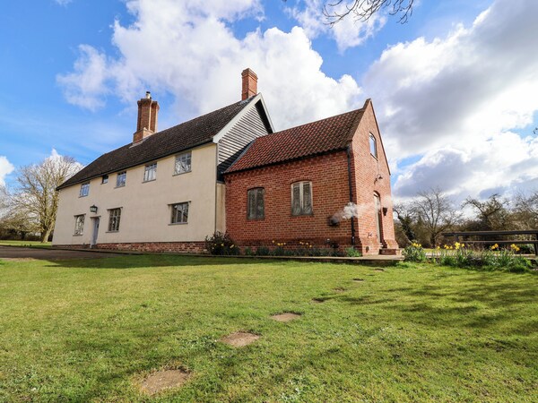 Brook Farm, Pet Friendly, Character Holiday Cottage In Halesworth - Suffolk