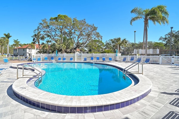 Coastal Comfort At Echo Of The Seas | Heated Pools  Near Beaches & Shops - Longboat Key, FL