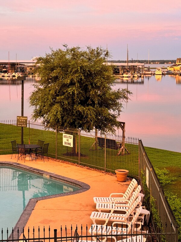 Waterfront Modern Condo On Walden At The Lake Conroe - Lake Conroe, TX