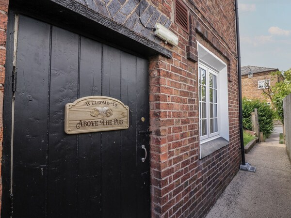Above The Pub, Pet Friendly In Alvechurch - Staffordshire