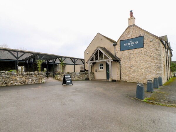 The Loft At The Old Dog Thorpe, Pet Friendly In Thorpe - Derbyshire