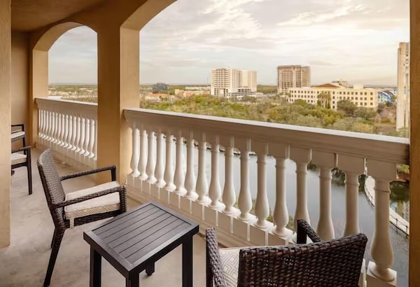 Chic Getaway Near Beach & Downtown | Infinity Pool, Spa Services - Pinellas Park, FL