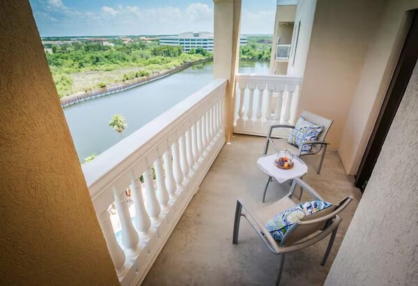 3 Upscale Family Units Near Beach | Elegant Rooms, Pool, Parking - St. Petersburg, FL