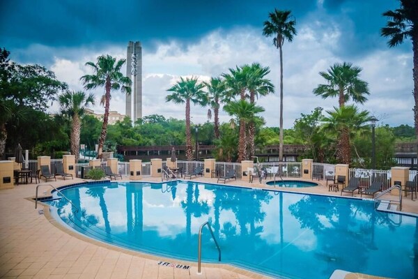 Picture-perfect Family Stay Near Downtown | Lakefront Hotel | 2 Units - St. Petersburg