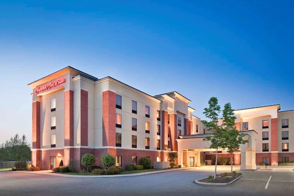 Charming Smithfield Stay: Complimentary Breakfast & Pool Access - Rhode Island