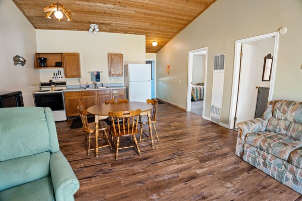 #9 Thomas' Parkside Cottages. 2br Beach Walk-out To Lake Huron, Downtown Local - Oscoda, MI