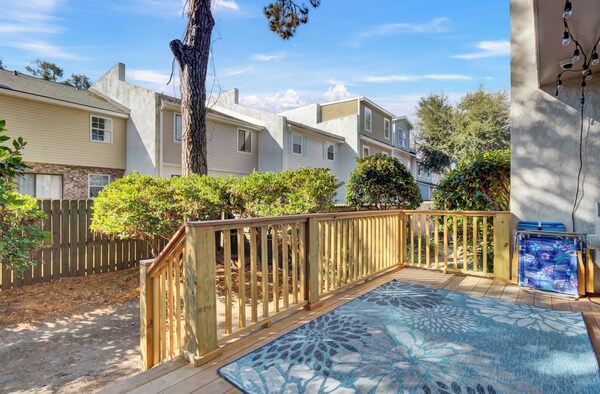 Mt Pleasant Townhouse, W/deck And 1 Mile From The Beach. - Mount Pleasant, SC