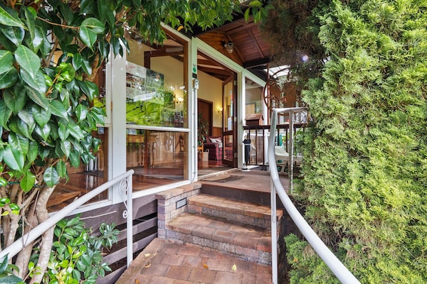 The Forest Studio Deluxe King Suite With Spa And Forest Hill Views - Pemberton