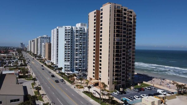 Modern Queen Suite Steps To Daytona Beach - Daytona Beach Shores, FL